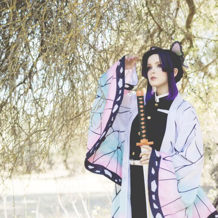 Modelo encanta ao recriar a Shinobu em um lindo cosplay